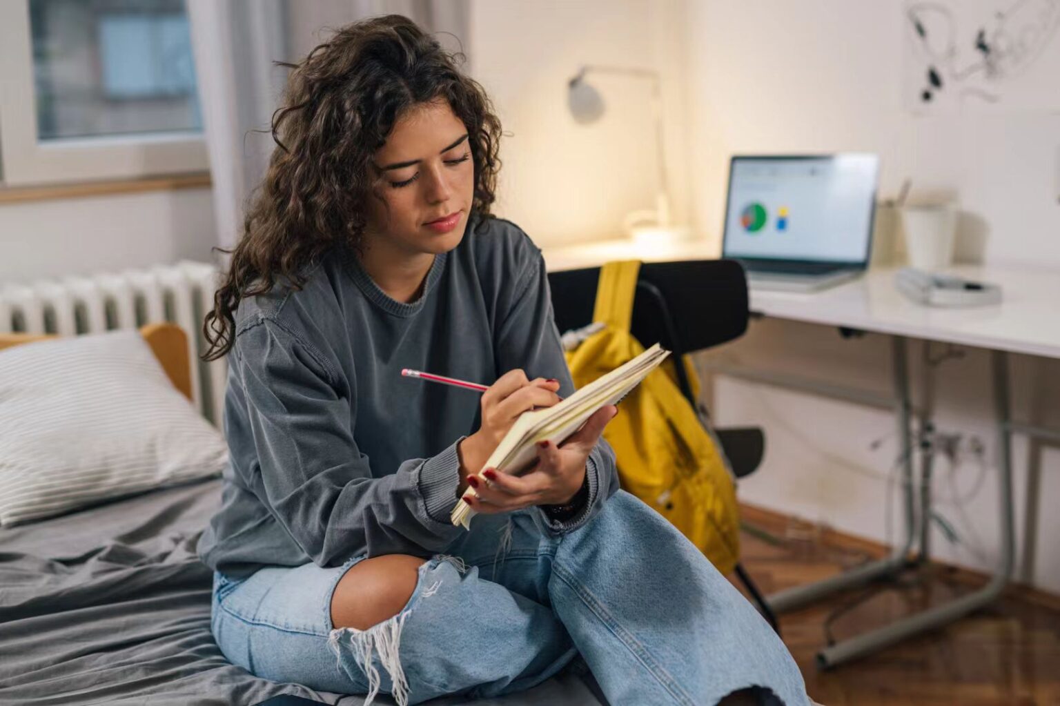 15 Smart Tips for Grading Essays Faster & Top 10 Tools to Use